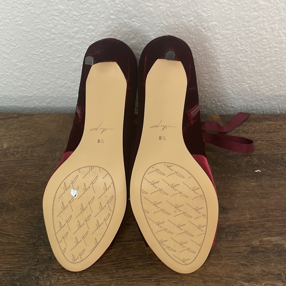 Laya by Zendaya | Shoes | Nib Laya By Zendaya Nadine Wine Red Velvet ...